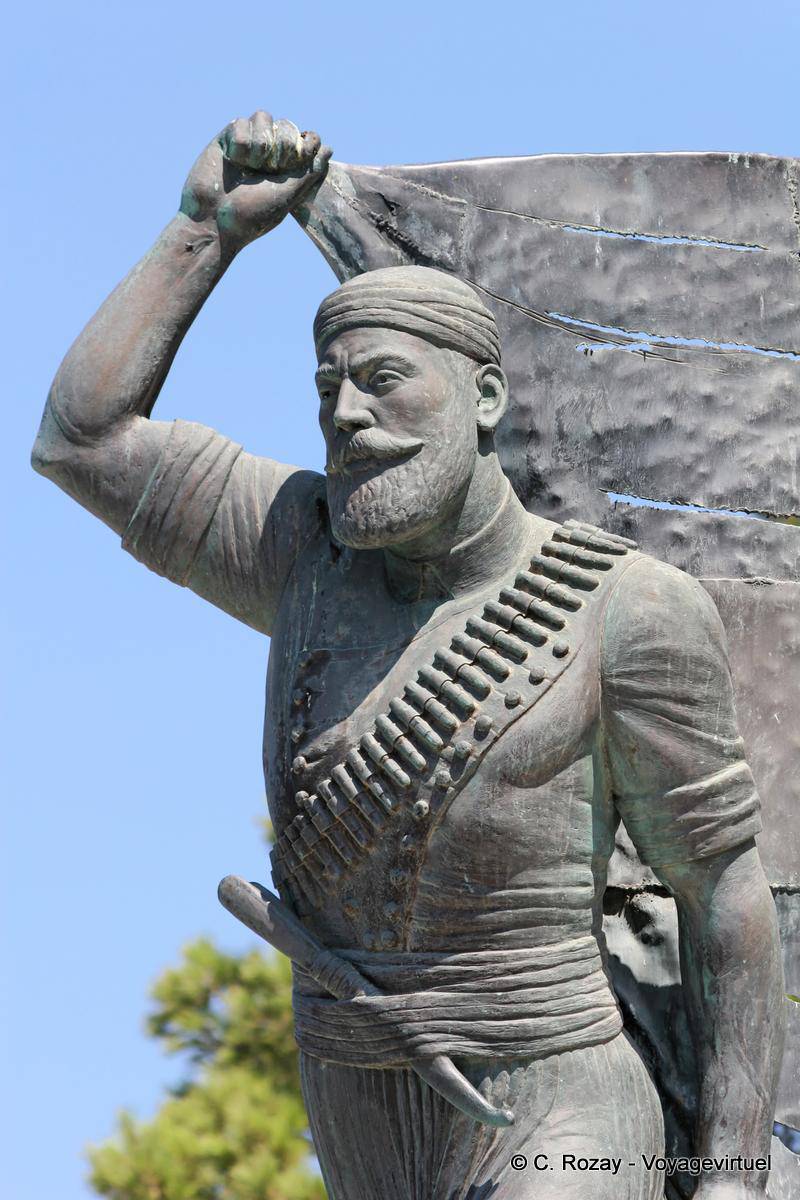 Konzentrieren Sie sich auf die Statue von Kayaledakis, Chania - Kreta ...