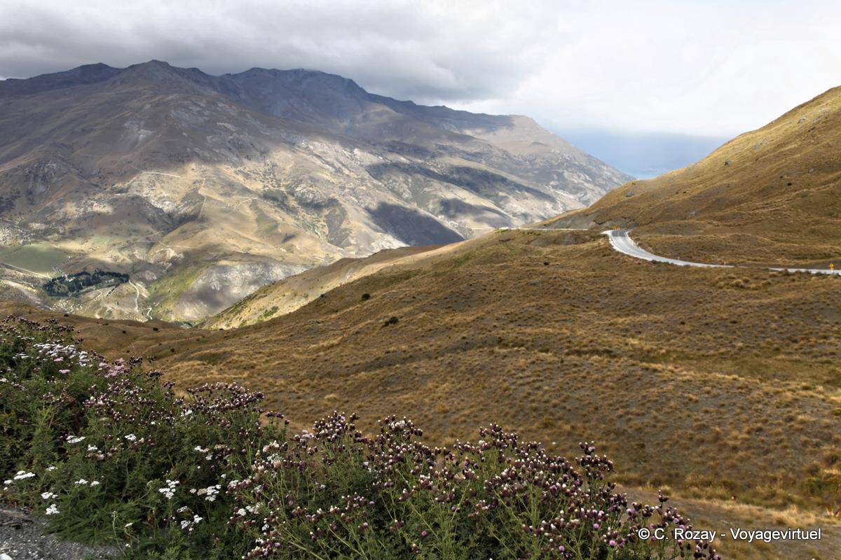 Die Doppelkegel aus dem Gipfel des Passes Cardrona, Cardrona Road to ...